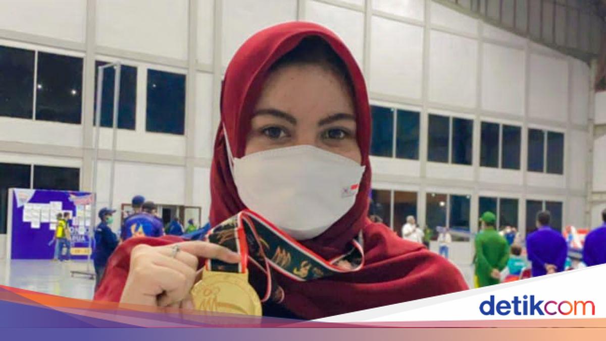 Gagal Jadi TNI, Atlet Terbang Layang Berhijab Ini Raih Medali Emas PON ...
