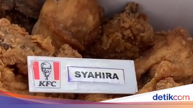 Kocak! Netizen Ini Beli Satu Paket Ayam KFC Bonus 'Nametag' Pegawai
