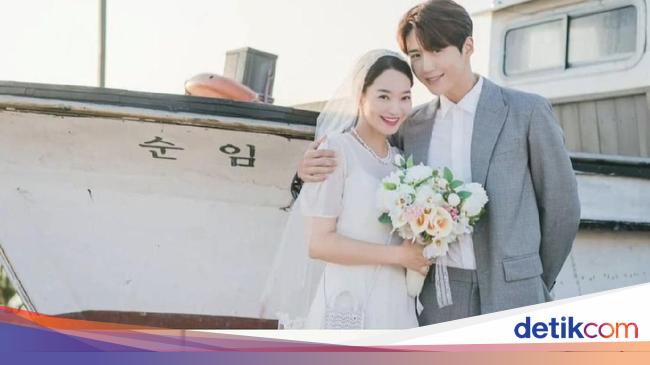 8 Foto 'Pernikahan' Kim Seon Ho dan Shin Min Ah, Dimple Couple Bikin Baper