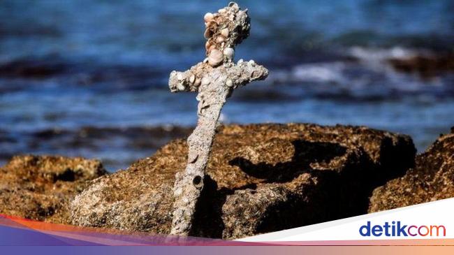 Pedang Prajurit Perang Salib Ketemu di Laut, Umurnya 900 Tahun, Indah ...