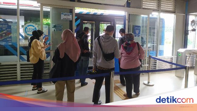 TransJakarta 100% Kapasitas, Tanda Jarak Aman di Halte-Bangku Akan Dicopot