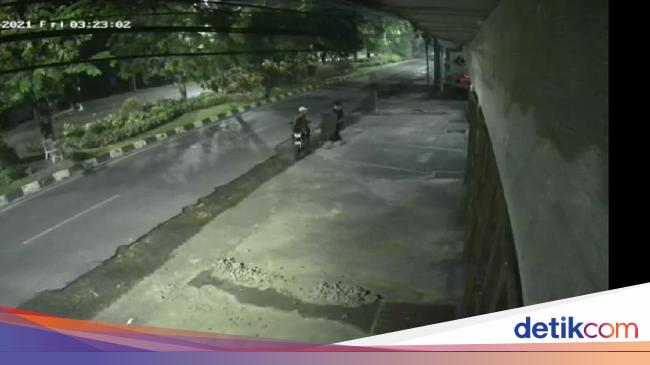 Aksi Pencuri Besi Penutup Parit Di Surabaya Terekam Cctv