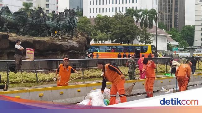 Massa Pendemo Jokowi Bubar dari Patung Kuda, Sampah Dibersihkan PPSU Massa Pendemo Jokowi Bubar dari Patung Kuda, Sampah Dibersihkan PPSU