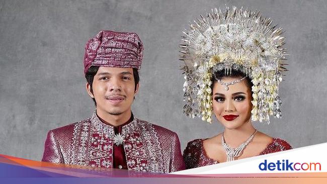 10 Potret Menawan Pernikahan Pasangan Artis Dengan Adat Minang