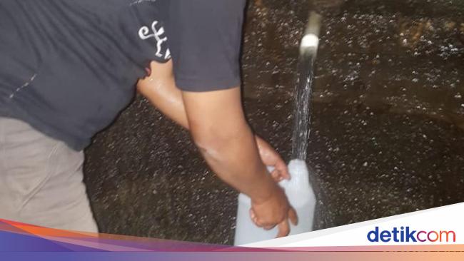 Air dari Gua Semar Dipercaya Bisa Sembuhkan Sakit dan Tenangkan Hati