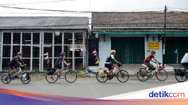 Aksi Komunitas Sepeda Memperingati Hari Sumpah Pemuda
