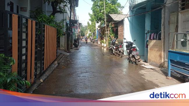 Banjir Di Cipinang Melayu Surut Warga Bersih Bersih Rumah