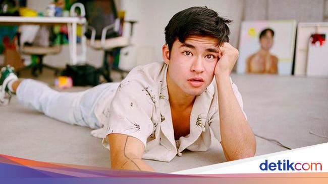 Pertama di Dunia, Transgender Pria Tuli Jadi Wajah YSL Beauty