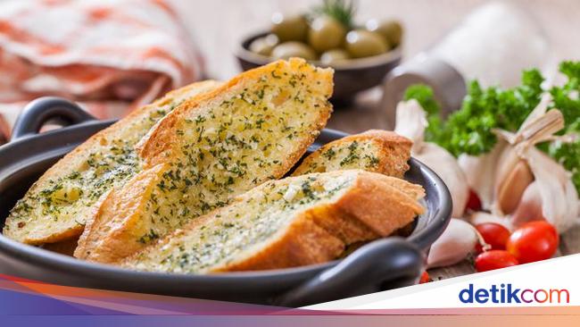 Cara Bikin Garlic Bread yang Viral di TikTok, Praktis Banget!