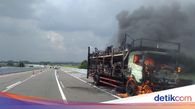Truk Gendong Puluhan Motor Ludes Terbakar di Tol Nganjuk, Kerugian Rp 500 Juta