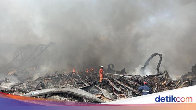 12 Jam, Kebakaran Pabrik Korek di Tangerang Akhirnya Padam