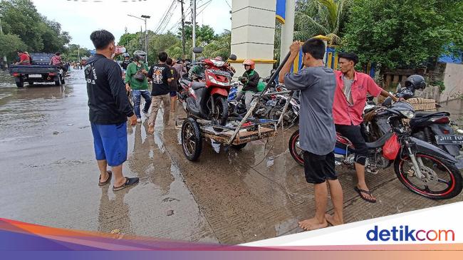 Banjir Rob di Pelabuhan Muara Baru, Ojek Gerobak Jadi Transportasi Andalan
