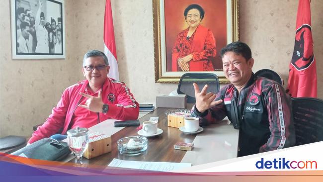Kala Ketua PDIP Salatiga yang Mundur 'Salam Metal' Bareng Hasto - Halaman 2