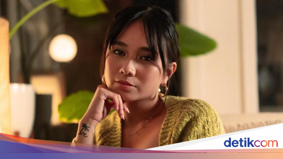 NIKI, Penyanyi Indonesia di AS yang Hobi Pose Cantik Saat Minum