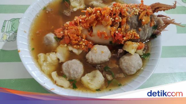 Bakso Wo'Ah : Kekenyangan Makan Bakso Cumi Raksasa 1,2 Kilogram