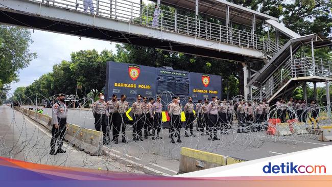 Massa Demo Tiba di Patung Kuda, Lalin ke Arah Istana Ditutup