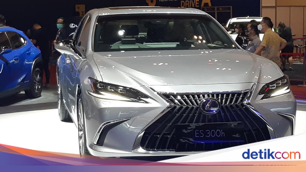 Lexus ES 300h 'Senggol' Orang Kaya Indonesia, Harga Rp 1,2 Miliar