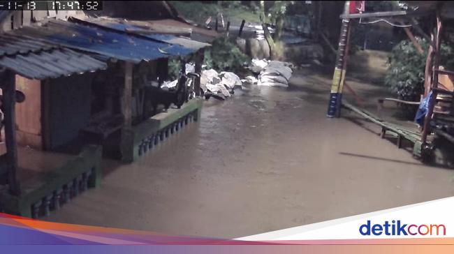 Hujan Deras Guyur Jakarta, Cipinang Melayu Jaktim Banjir 50 Cm