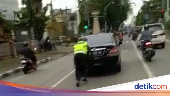 Cegah Macet, Polantas Bantu Dorong Mobil Mogok di Jalanan Medan