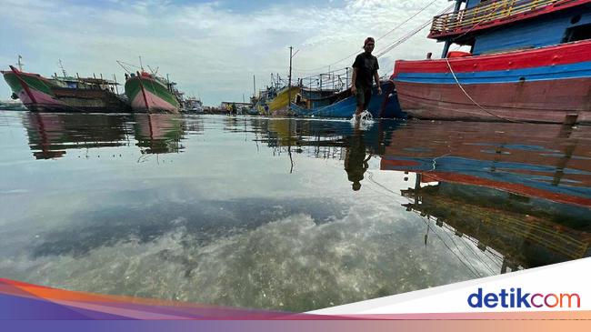Pelabuhan Ikan Muara Baru Masih Terendam Banjir Rob