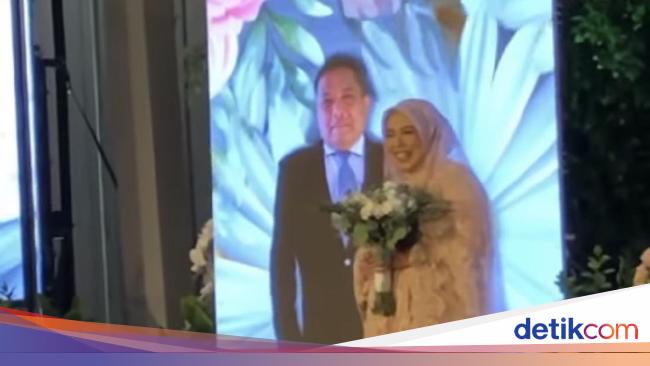 Pernikahan Viral, Pengantin Wanita Sendirian di Pelaminan, Suaminya Virtual