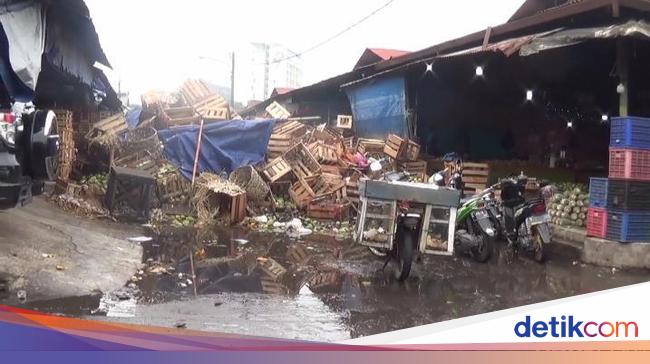 Jorok! Sampah Menumpuk di Pasar Gedebage Bandung