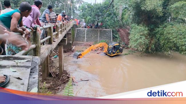 Antisipasi Banjir Susulan, Pemkab Trenggalek Bongkar Timbunan Rumpun Bambu Antisipasi Banjir Susulan, Pemkab Trenggalek Bongkar Timbunan Rumpun Bambu