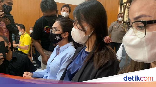 Kawal Sidang Valencya, Rieke 'Oneng': Jangan Takut Bu!