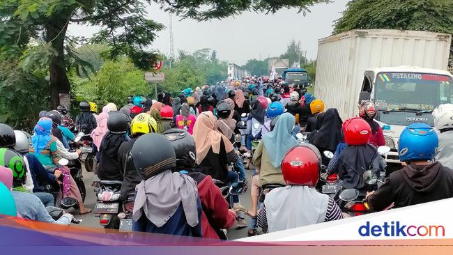 Buruh Majalengka Turun ke Jalan, Jalur Cirebon-Bandung Macet Parah