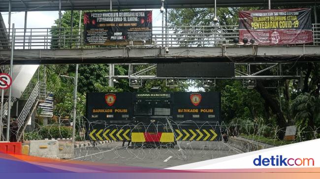 Ada Demo Buruh, Lalin Patung Kuda ke Istana Ditutup Kawat Berduri