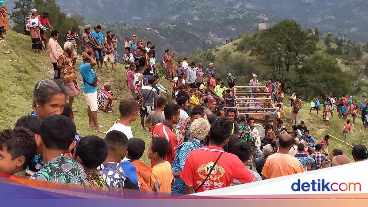 Gotong Royong Warga NTT Akhirnya Bawa Patung Jokowi ke Gunung Sunu