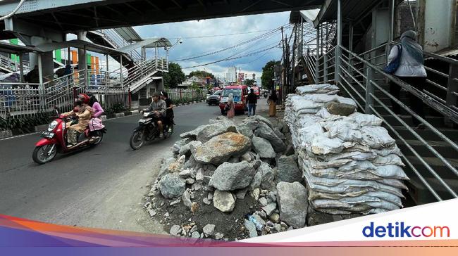 Kok Bisa, Tumpukan Material yang Bikin Sempit Jalan Kramat Jati ...