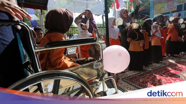 Kesabaran dan Keikhlasan Florida Mengajar Murid SLB di Medan