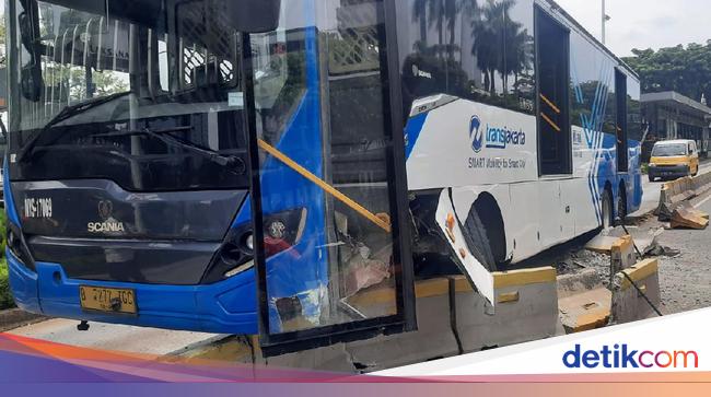 Foto: Bus TransJ Hantam Separator Busway hingga Beton Pecah
