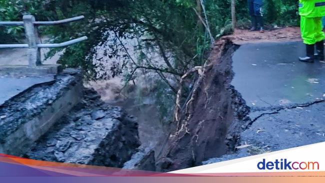 Jembatan di Bondowoso Putus Diterjang Arus Sungai, 90 KK Terisolir