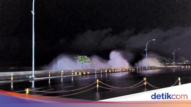 Kawasan Megamas Manado Diterjang Gelombang Pasang, Warga Diimbau Waspada