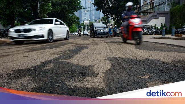 Pelan-pelan, Jalan Senopati Jaksel Bergelombang Dampak Perbaikan Jalan