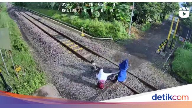 Viral Pemotor Emak-emak Hampir Disambar Kereta, Ini Cara Aman Seberangi Rel Viral Pemotor Emak-emak Hampir Disambar Kereta, Ini Cara Aman Seberangi Rel