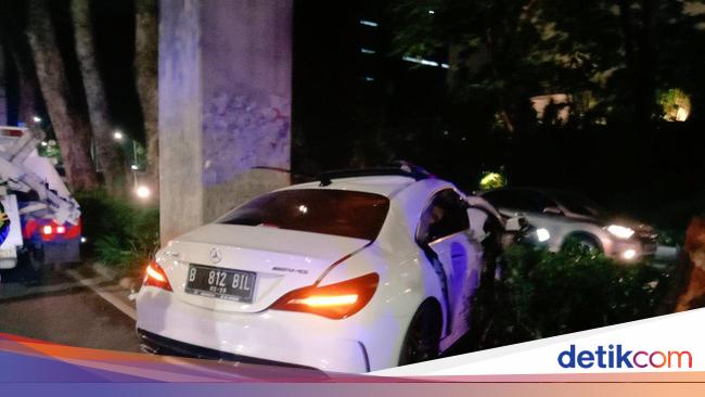 Potret Mercy Ringsek Kecelakaan Di Senayan Yang Tewaskan Pengemudinya
