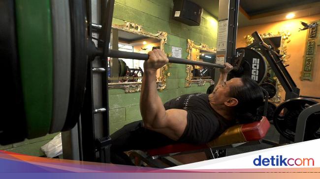 Saran Ade Rai Agar Tak Tertimpa Barbel Saat Ngegym