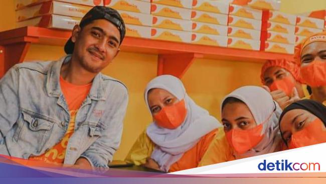 Arya Saloka 'Ikatan Cinta' Bisnis Roti Gulung, Begini Tampilan dan Rasanya