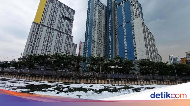 Waduh, Kali Item Kemayoran Dipenuhi Busa