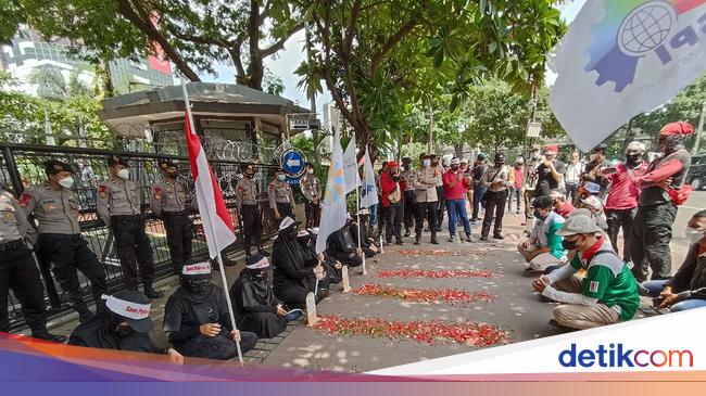 Minta Dipekerjakan Lagi, Serikat Pekerja IM2 Demo di Depan Indosat