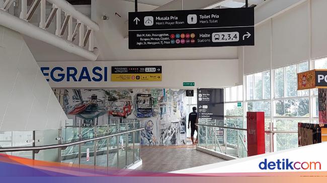 Menjajal Halte CSW Baru, 'Halte Horor' yang Kini Jadi Spot Kekinian