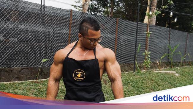 5 Pria Tampan dan Kekar Ini Tak Gengsi Jualan Ayam Bakar dan Semangka