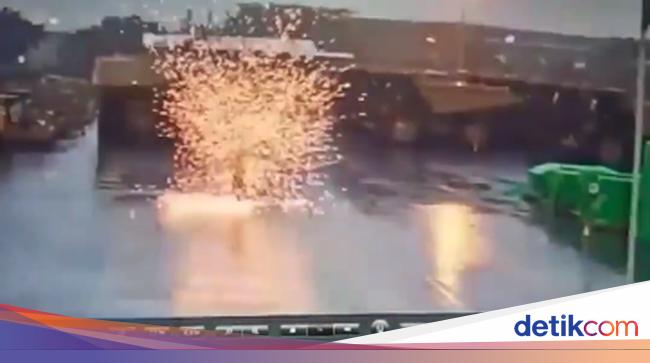 Detik-detik Satpam di Cilincing Ambruk Tersambar Petir Detik-detik Satpam di Cilincing Ambruk Tersambar Petir