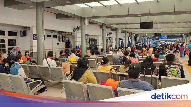 Mulai Padat Calon Penumpang, Begini Suasana Stasiun Pasar Senen H+1 Natal