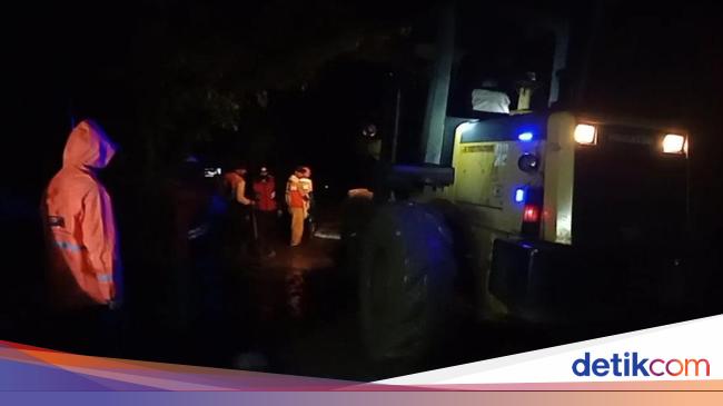 Longsor Susulan Timbun Jalan Provinsi di Cianjur, Akses Kendaraan Lumpuh Longsor Susulan Timbun Jalan Provinsi di Cianjur, Akses Kendaraan Lumpuh