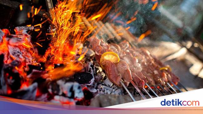 3 Tips Menyalakan Api Arang untuk Pesta BBQ Tahun Baru