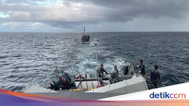 TNI AL Evakuasi Pengungsi Rohingya Terombang-ambing di Laut Aceh